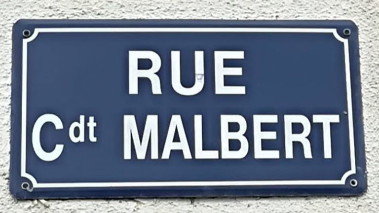 Plaques de nom de rue et pavés en granit près de Carcassonne